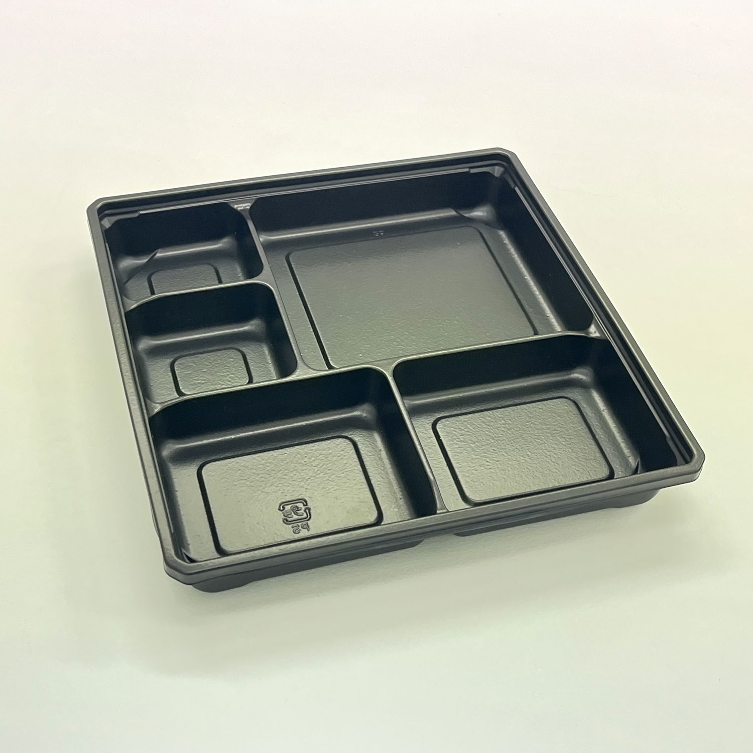 高級感漂うワン折シリーズ。5仕切りタイプ。幕内弁当や季節のお弁当におすすめです。※こちらの商品は蓋のみです。別売りの底、縁(フチ)の3点でご使用ください。サイズ：195×195×30mm材質：PSP/PP重量：15.7g商品コード00621...