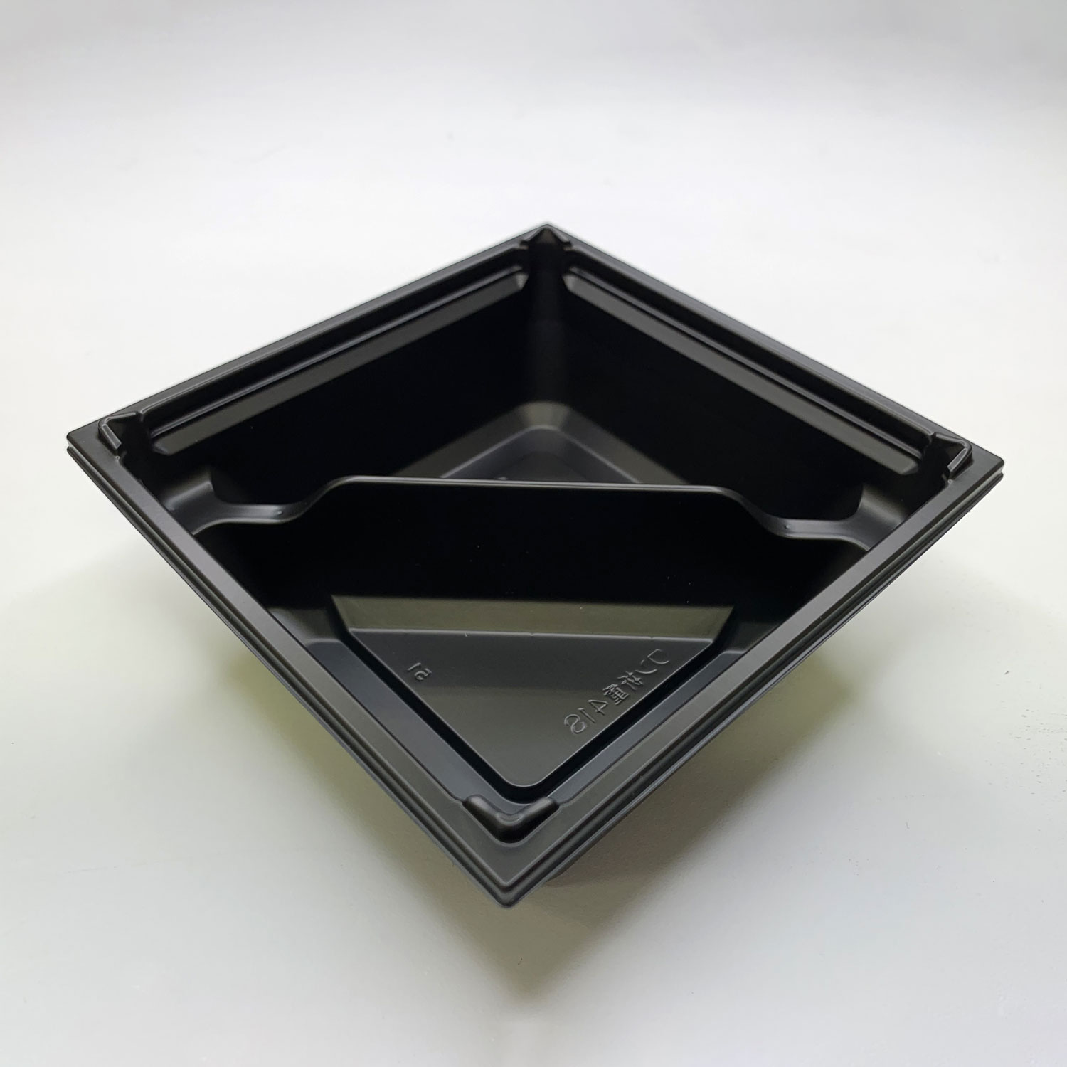 高級感漂うワン折重シリーズ。重ねることが可能で二段重にも最適です。※こちらの商品は底のみです。別売りの縁(フチ)、蓋の3点でご使用ください。サイズ：125×125×44mm材質：PSP/PP重量：6.2g商品コード00685987メーカー名...