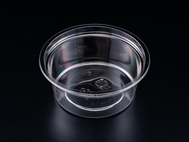 一部植物性プラスチック使用。地球にやさしいバイオPET！シンプルな形状で使いやすい、サラダにおすすめの丸型透明容器です。本体のみ、蓋は別売りです。サイズ：φ101×40mm材質：バイオマスプラ重量：4.8g商品コード00265228メーカー...