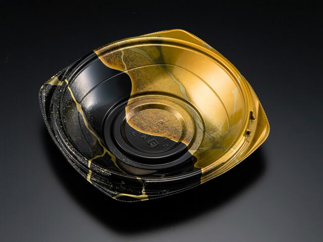 海鮮丼が映える、専用容器。角丸形状で売場のデッドスペースを削減。金と黒の配色で高級感を演出。サイズ：180×180×35mm材質：HIPS重量：12g商品コード00316308メーカー名リスパックサイズ180×180×35mm材質HIPS重...