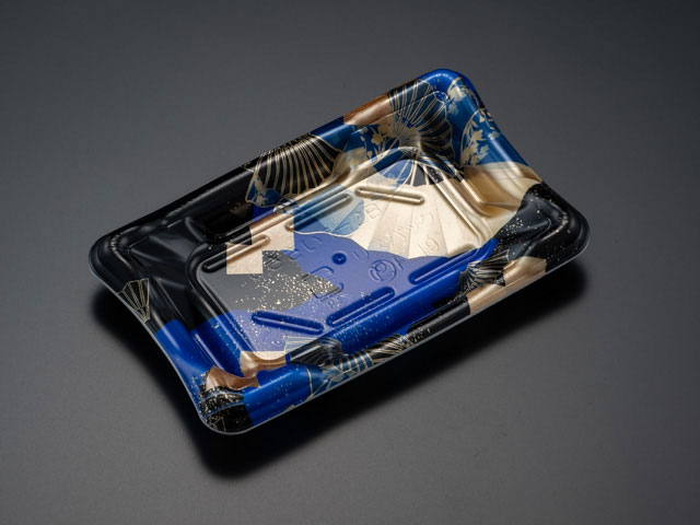 定番、お寿司容器。寿司2貫または巻ハーフ用。45度の角度ラインと1貫ずつの目安を装備することで、作業効率化。白身系や光物に合う、清涼感のある青金柄。本体のみ、蓋は別売りです。サイズ：154×93×25mm材質：PSP重量：2.7g商品コード...