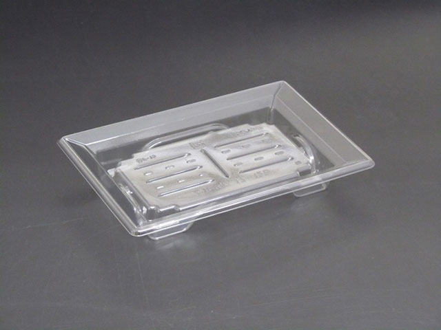 シンプルな透明な寿司容器。お寿司がずれにくいよう底面が滑りにくいデザインとなっています。植物由来のバイオPET素材の寿司容器。[耐熱温度]60℃。サイズ：170×114×26mm材質：バイオPET重量：11g商品コード00463289メーカ...