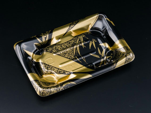 盛付け目安は刺身1.5点盛。斜めになっている底面でボリューム感アップとツマ削減！従来品より色の深みを追求し、メタリックなカラーと光沢フィルムの効果で重厚感と高質感をアップできます！蓋は別売り。サイズ：170×110×28mm材質：PSP商品...