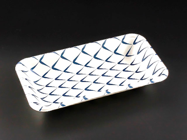 耐熱の汎用トレー。陶器皿のようなデザインのため、魚の煮つけや煮物などにオススメです。サイズ：196×110×30mm材質：PSP商品コード00626146メーカー名リスパックサイズ196×110×30mm材質PSP電子レンジ可種別本体のみ関...