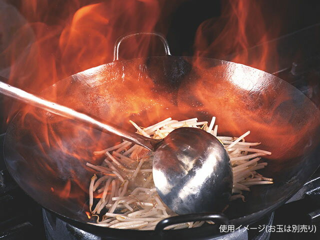 1つ1つ数千回叩いてできる打出し中華鍋。表面の細かい凹凸が油の乗りを良くして焦げ付きにくい。プロの一品！サイズ：φ570×180mm、[厚さ]1.6mm材質：鉄黒皮／[表面加工]クリアラッカー塗装商品コード00253544メーカー名カンダサ...