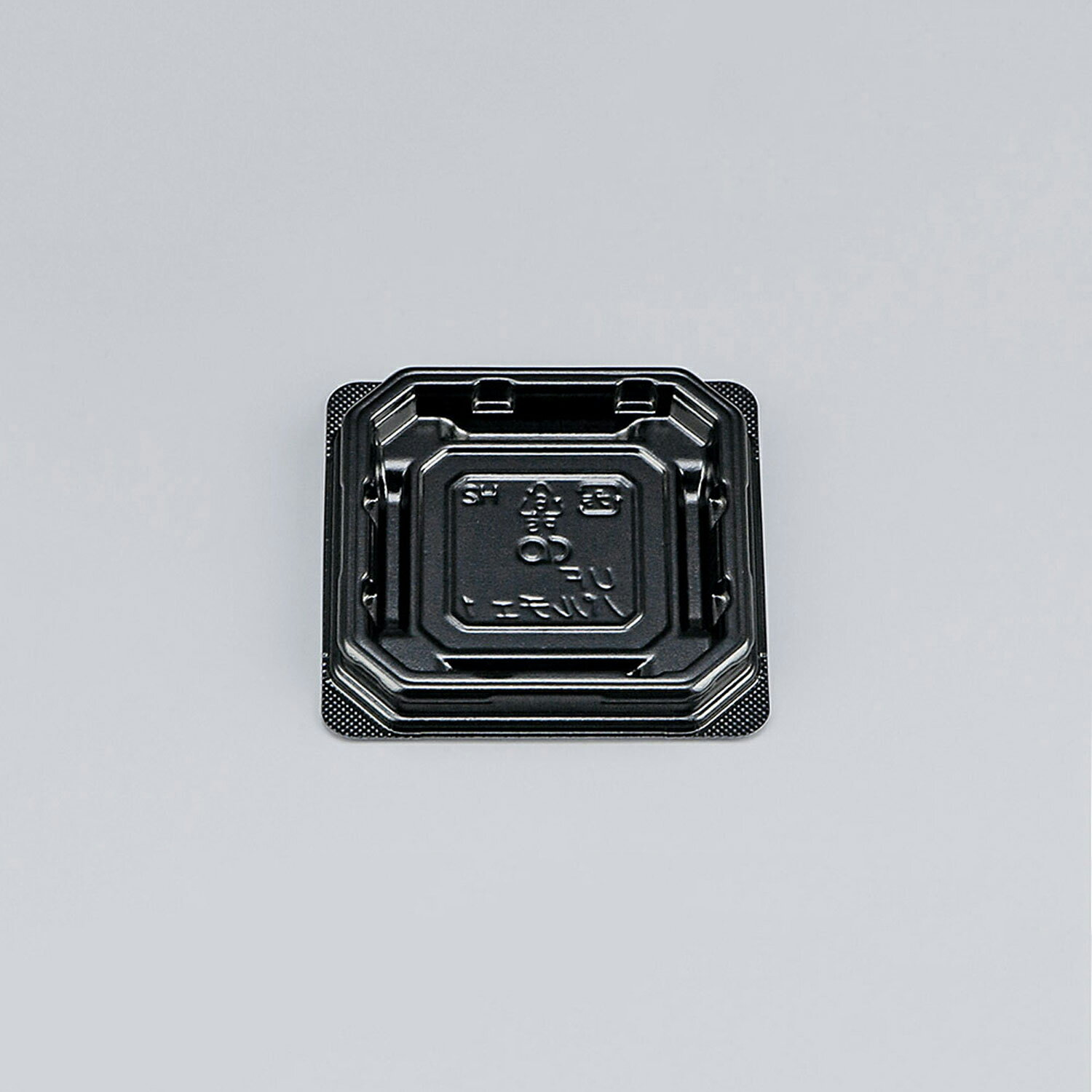 洋菓子・和菓子から冷惣菜まで汎用性高くお使いいただける容器です。ガラスのような透明感を実現した『クリアエッジ』嵌合蓋で、食材を美しく魅せることが出来ます。和菓子1個用。蓋は別売り。サイズ：82×82×11mm材質：UF重量：3g商品コード0...