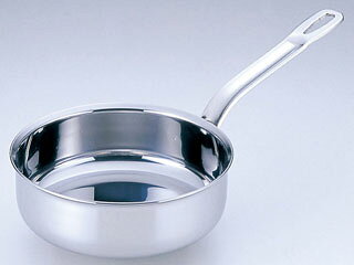 熱源を選ばないタフなアイテム。ガス火はもちろん業務用電磁調理器には特にお勧めです。高耐久ボディ・鍋本体には耐久性・耐腐食性に優れたモリブデン鋼を採用。アルゴン溶接で加工された取っ手部は内面にビスが無く洗浄が簡単です。一目で判る目盛付・便利な...