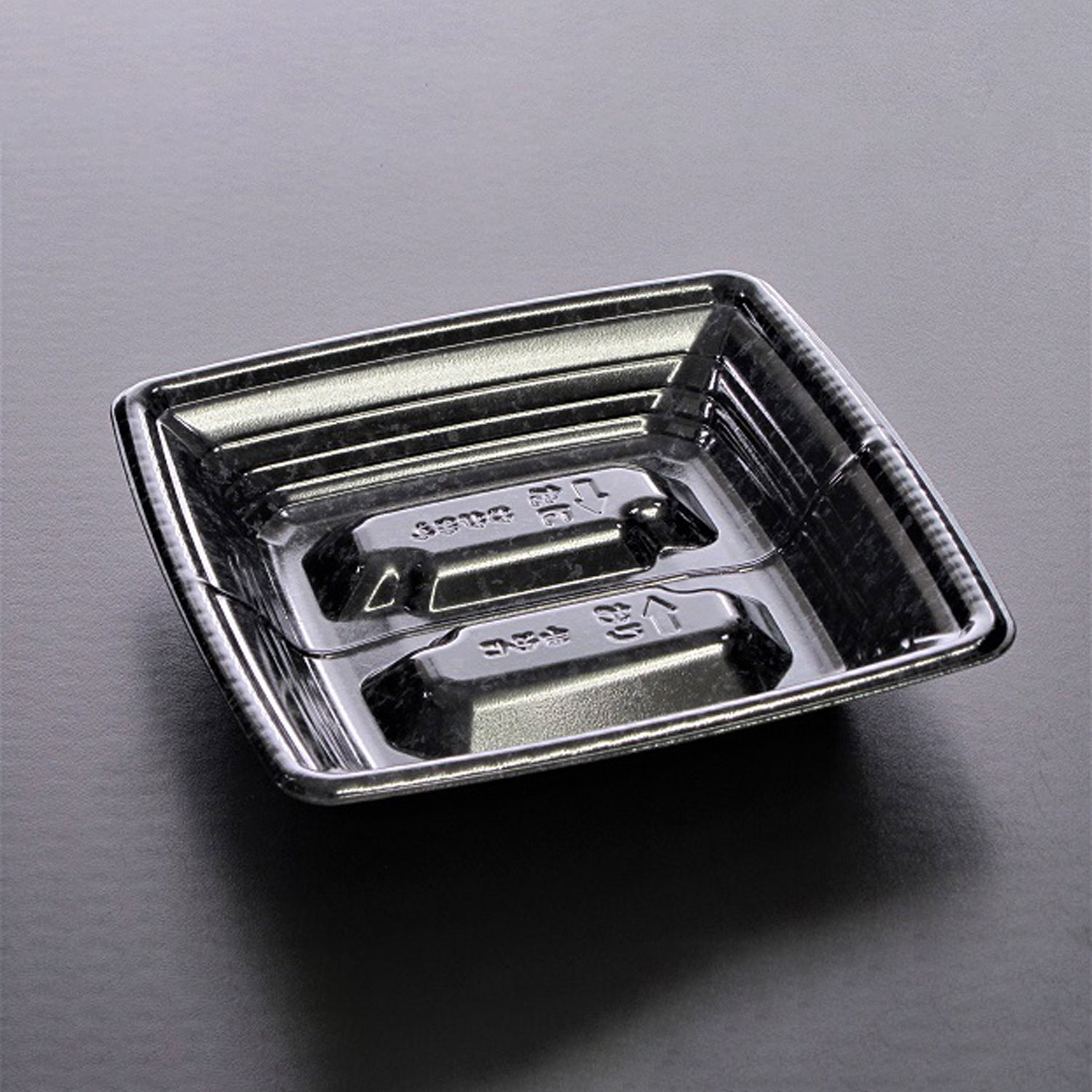 味付け肉、漬け魚にご利用いただけます。しょうゆ、ガーリック系、味噌ダレに適した柄と立体的に盛れる深型タイプのラップトレーです。使用後も簡単に手で割ることができ、後片付けも楽々。ご家庭のゴミ袋体積約44％削減出来ます。サイズ：196×196×...