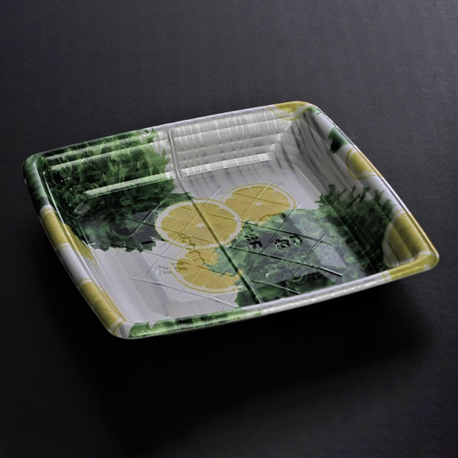 味付け肉、漬け魚にご利用いただけます。しょうゆ、ガーリック系、味噌ダレに適した柄と汎用的に使えるフラットタイプのラップトレーです。使用後も簡単に手で割ることができ、後片付けも楽々。ご家庭のゴミ袋体積約44％削減出来ます。サイズ：196×19...