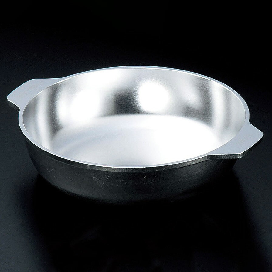 寄せ鍋以外にも、蟹すき鍋、もつ鍋、ちゃんこ鍋など様々な鍋料理にご利用できます。塗装していないので、使い込むほどにいぶし銀の輝きが増します。サイズ：φ31×高7.6cm、[内寸]φ30×深7.3cm重量：1100g商品コード00380425メ...