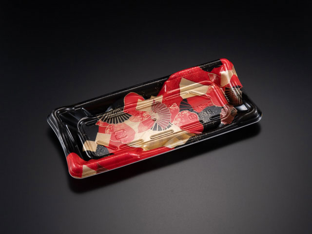 定番、お寿司容器。寿司4貫用。45度の角度ラインと1貫ずつの目安を装備することで、作業効率化。のり巻きが沈まず、にぎりが映える配色柄。本体のみ、蓋は別売りです。サイズ：212×93×25mm材質：PSP商品コード00316325メーカー名リ...