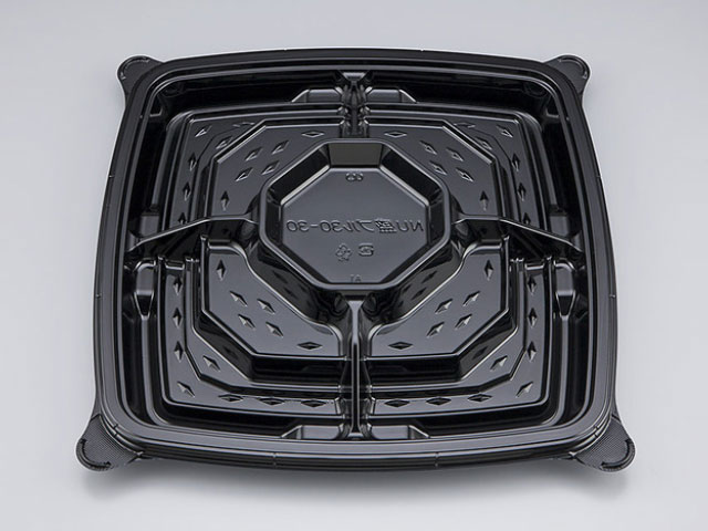 段付き形状でボリューム感を演出、食材に分け綺麗に陳列可能です。四隅につまみがあり、全方向から開閉可。本体・蓋に隙間なく蓋開きの心配がありません。どんなメニューにもマッチする黒。※蓋は別売り。サイズ：301×301×49mm材質：HIPS重量...