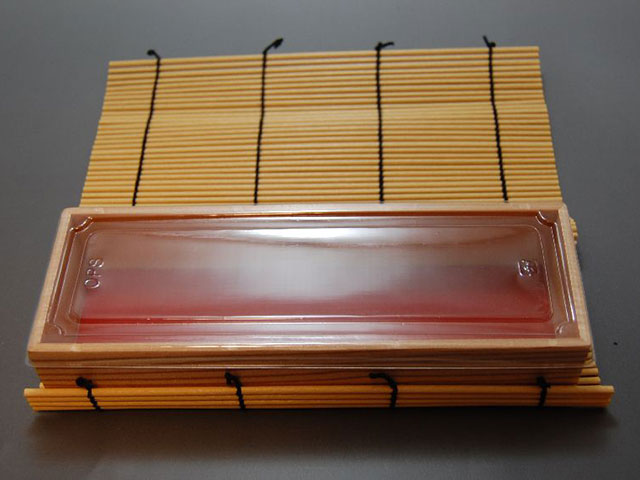 樹脂でできたスダレの容器。本物の竹スダレに比べ軽く、保管も楽に。透明蓋付です。サイズ：206×70×37mm／材質：PP、OPS／重量：39.2g商品コード00628234メーカー名松本重量39.00g電子レンジ不可種別本体のみ関連商品(ケ...