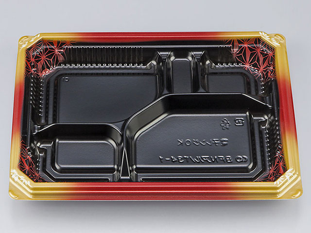 外れにくく開けやすい「強嵌合」弁当シリーズ。ひとまわり小さいお弁当。細めの仕切りでギッシリと詰まった見映えに。仕切りに高さがあり、盛り付けやすい。ごはん約170g。サイズ：253×182×28mm材質：BF重量：16g商品コード006307...