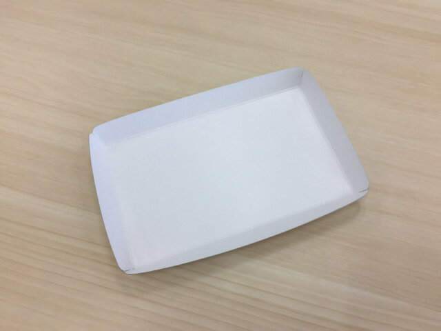 精肉、鮮魚にもお使いいただけるトレー。耐油性、撥水性に優れた古紙再生紙を使用。表面に近い層に薄い樹脂フィルムを挟んでいる為、直接食品を入れても問題ありません。トレー本体にエコマーク入り。サイズ：184×114×20mm／材質：紙商品コード0...