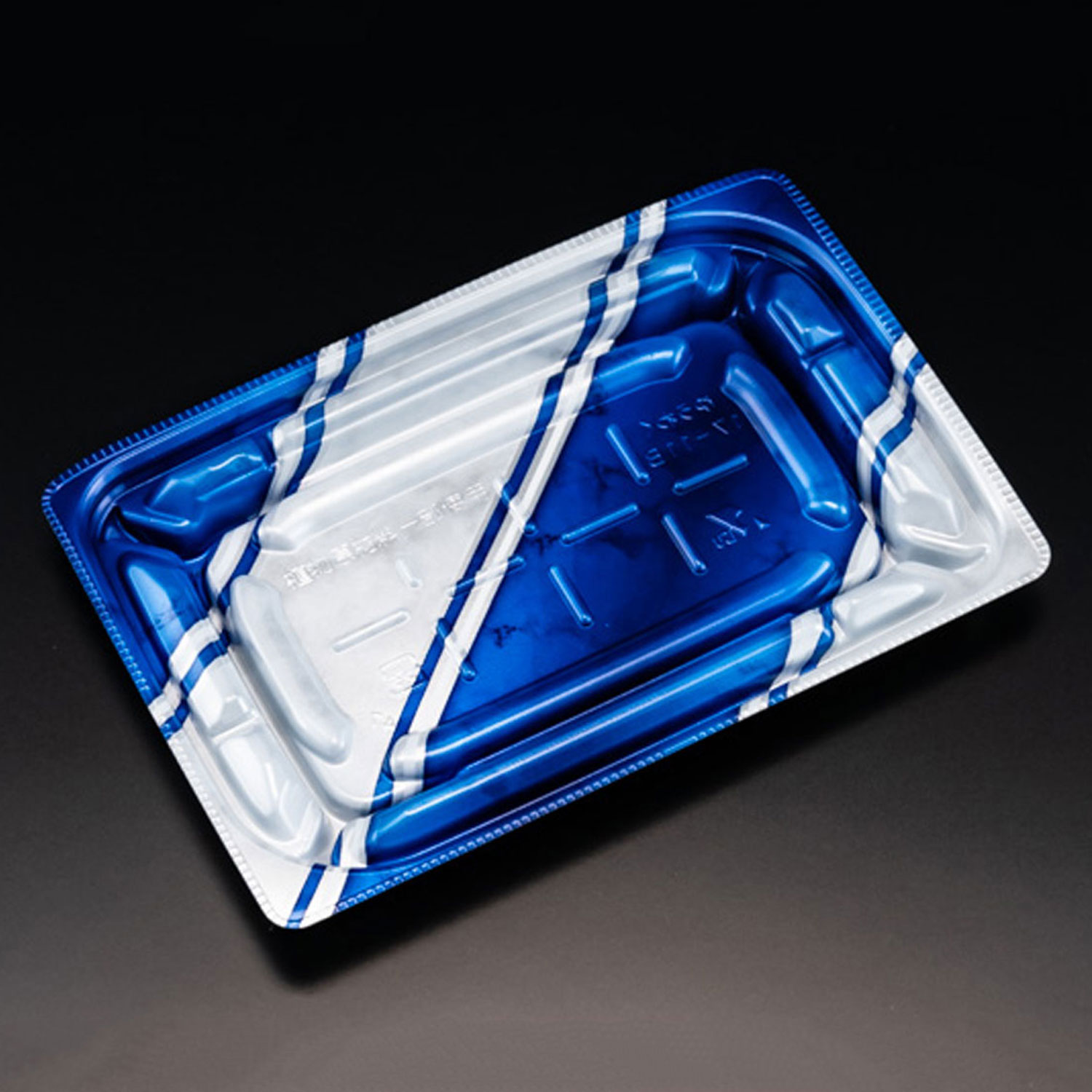 大好評「優枠シリーズ」の耐熱タイプの惣菜容器です。蓋が外れにくく結露漏れしにくいスマート嵌合搭載。段積みしやすくバックヤードも省スペース化が可能です。本体のみ、蓋は別売りです。サイズ：170×114×17mm材質：バイオマスプラ重量：9g商...