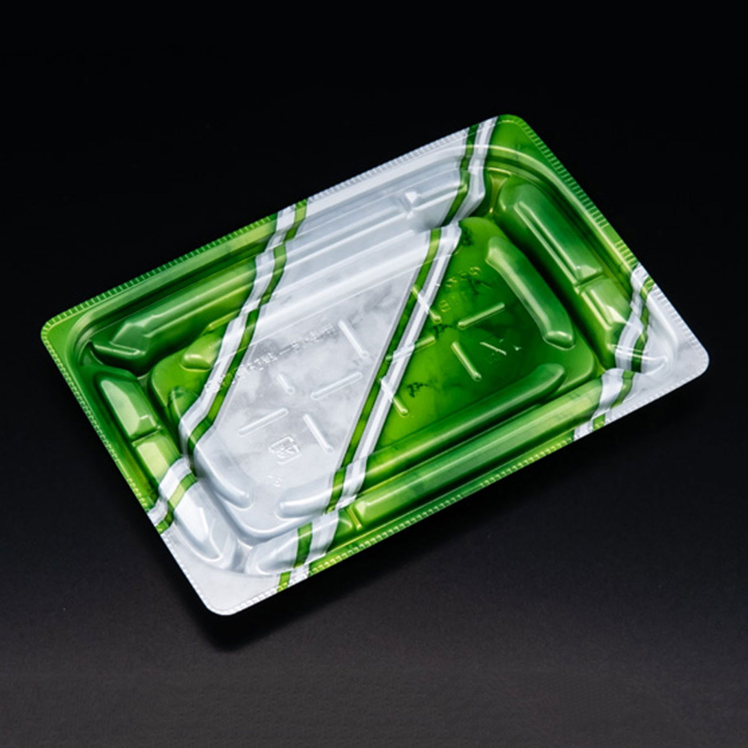 大好評「優枠シリーズ」の耐熱タイプの惣菜容器です。蓋が外れにくく結露漏れしにくいスマート嵌合搭載。段積みしやすくバックヤードも省スペース化が可能です。本体のみ、蓋は別売りです。サイズ：170×114×17mm材質：バイオマスプラ重量：9g商...