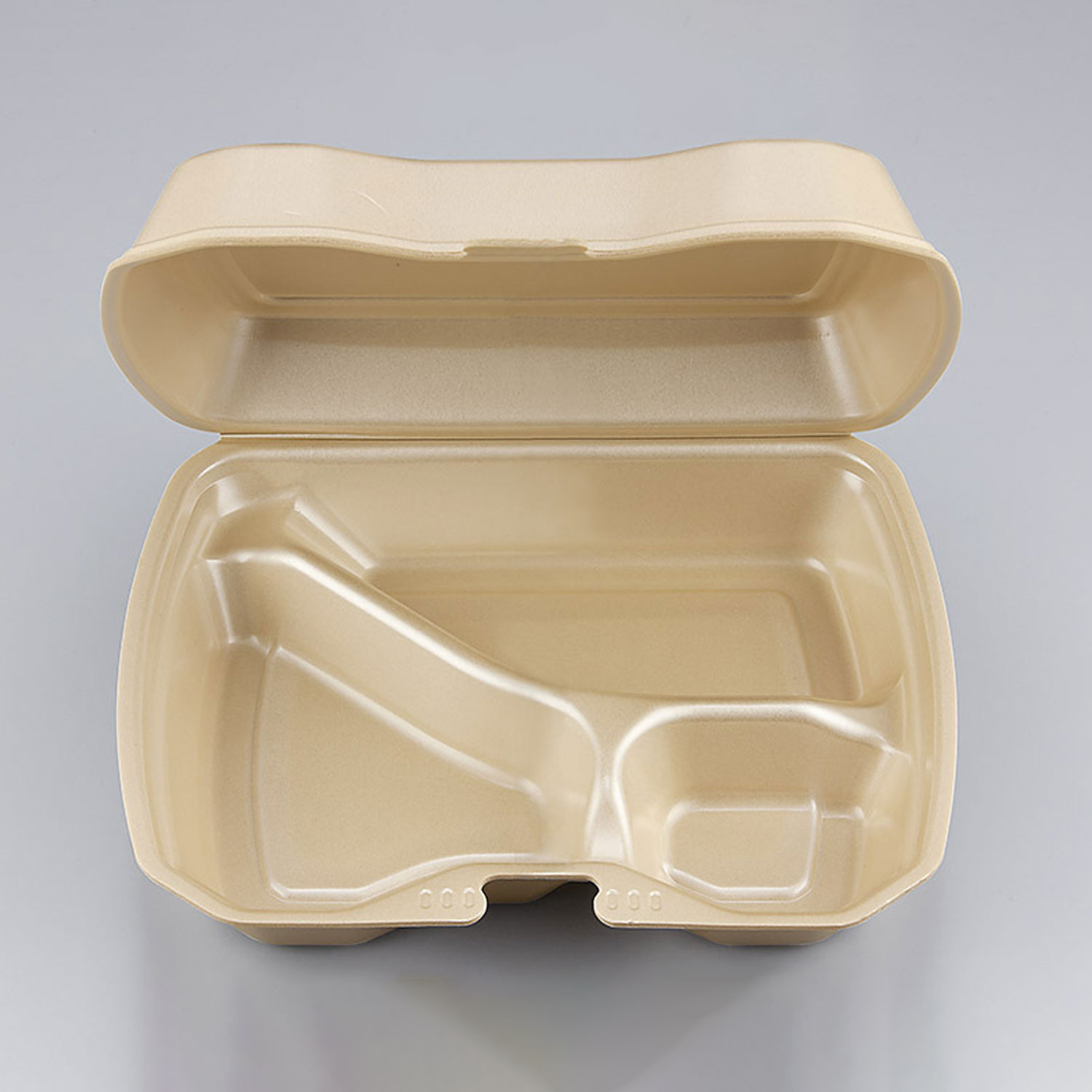 大好評ランチBOXシリーズに新型登場。様々なメニューに使いやすい仕切り。[機能](1)本体・蓋が一体型のため在庫管理がしやすい。(2)蓋に高さがあるため、盛付けの自由度向上(大盛りにも対応)。[用途例]洋風弁当(ハンバーグ弁当等)、中華弁当...