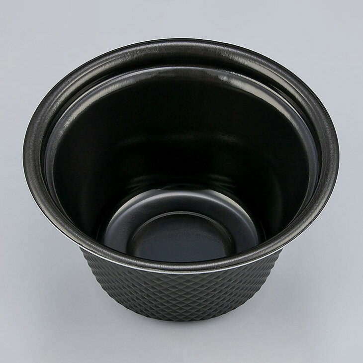 テイクアウト・デリバリーの課題に応える3点式丼容器。中皿、蓋は別売り。[機能](1)本体3サイズに対して中皿と蓋が兼用のため在庫管理がしやすい(組み合わせの自由度が高い)。(2)内嵌合蓋のため汁漏れ軽減。(3)電子レンジ対応。(4)保温性が...