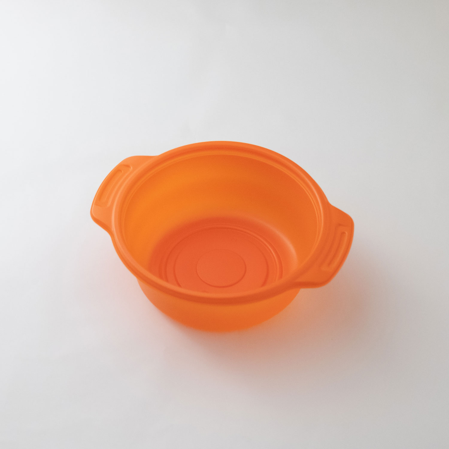 カラーは3色(オレンジ、白、黒)を用意しております。デザイン性に優れた鍋型の容器です。可愛い形状や色味から料理をより美味しく見せることができます。対応の蓋は汁漏れしにくい内篏合になっております。サイズ：φ160×60mm、[取っ手含む場合]...