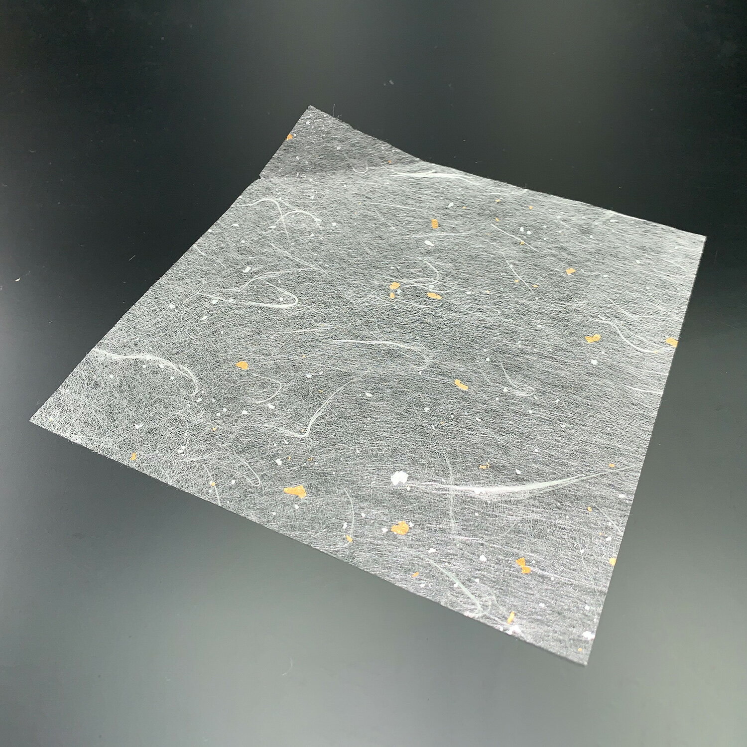 テーブルの演出用にご使用ください。※直接料理を盛り付ける事は出来ません。サイズ：縦15×横15cm材質：紙製重量：130g商品コード00226591メーカー名マイン重量130.00g関連商品(バラ)M30-117 金箔紙 15角 500枚入...