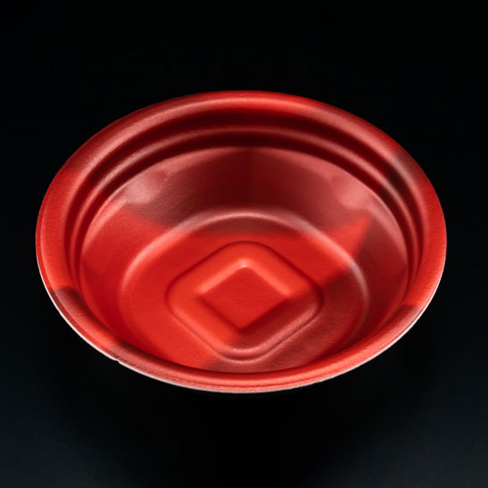 やさしい機能と断熱性で思わずほっこり。惣菜・スープ容器。蓋が嵌めやすいエア抜き穴。貼りやすい底面ラベルスペース。液漏れしにくい内篏合でマイバッグで安心。熱すぎない耐熱PSPで、持っても安心。※蓋は別売り。サイズ：145×145×43mm材質...