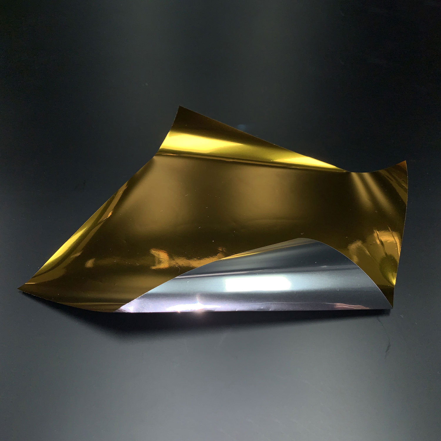 料理のアクセントとして使用でき、より華やかに、よりゴージャスに演出できます。片面は金色・もう片面は銀色でどちらの面もご使用いただけます。サイズ：縦15×横15cm材質：PETフィルム製重量：413g商品コード00521591メーカー名マイン...
