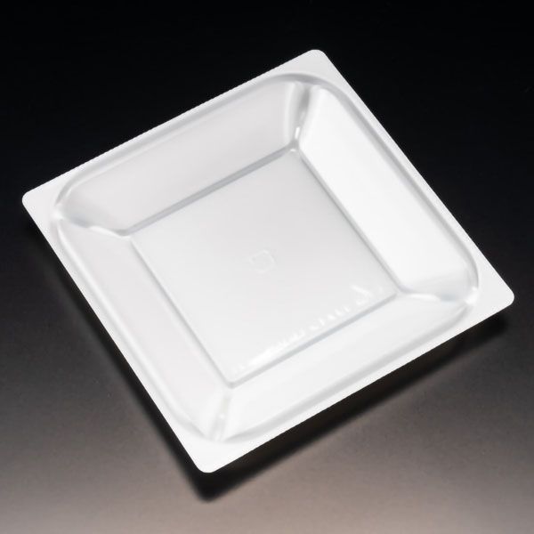 環境対応素材。メインディッシュサラダをリファイン。フタが嵌めやすく外れにくい嵌合設計。見栄え抜群・高質感・高機能・高汎用の万能プレート。※フタは別売り。サイズ：126×126×16mm材質：バイオPET重量：6.9g容量：[満杯容量]109...