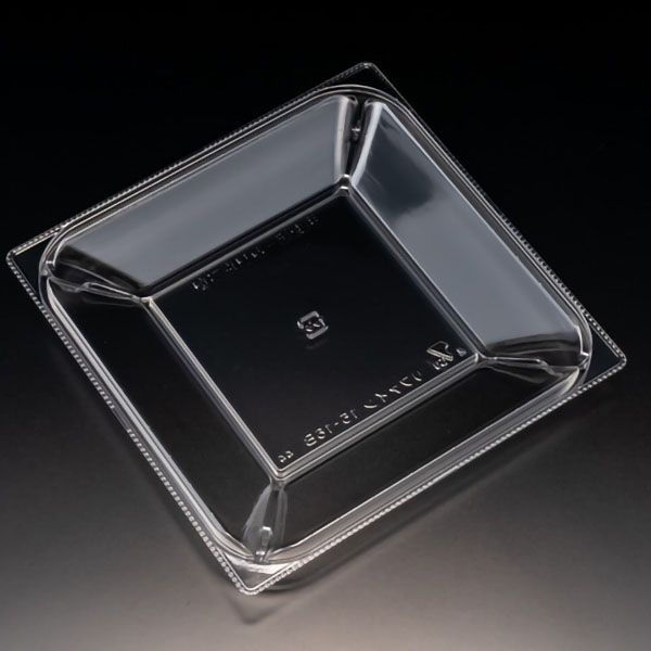 環境対応素材。メインディッシュサラダをリファイン。フタが嵌めやすく外れにくい嵌合設計。見栄え抜群・高質感・高機能・高汎用の万能プレート。※フタは別売り。サイズ：146×146×16mm材質：バイオPET重量：10g容量：[満杯容量]146m...