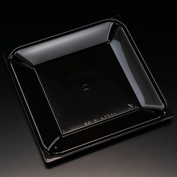 環境対応素材。メインディッシュサラダをリファイン。フタが嵌めやすく外れにくい嵌合設計。見栄え抜群・高質感・高機能・高汎用の万能プレート。※フタは別売り。サイズ：180×180×16mm材質：バイオPET重量：15g容量：[満杯容量]248m...