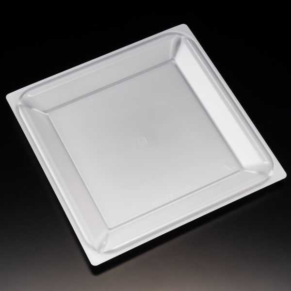 環境対応素材。メインディッシュサラダをリファイン。フタが嵌めやすく外れにくい嵌合設計。見栄え抜群・高質感・高機能・高汎用の万能プレート。※フタは別売り。サイズ：197×197×16mm材質：バイオPET重量：21g容量：[満杯容量]317m...