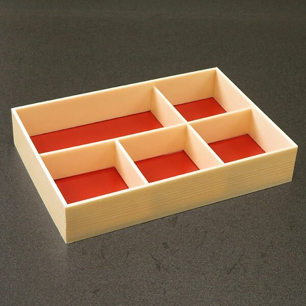 料理人の創作意欲がかきたてられる創作イメージを実現できる折箱容器です。様々な仕切りの種類があり、自由度の高い容器になっています。[原産国]日本サイズ：248×172×45mm材質：[本体・蓋]PSP、[底]紙重量：60g容量：1550ml商...