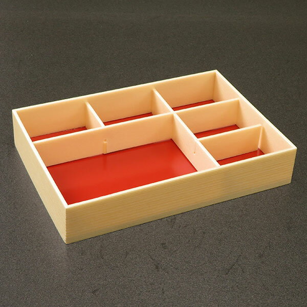 料理人の創作意欲がかきたてられる創作イメージを実現できる折箱容器です。様々な仕切りの種類があり、自由度の高い容器になっています。[原産国]日本サイズ：248×172×45mm材質：[本体・蓋]PSP、[底]紙重量：60g容量：1550ml商...