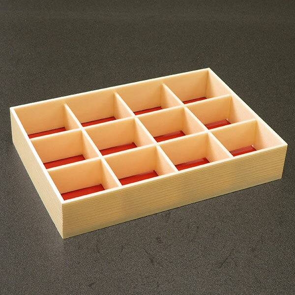 料理人の創作意欲がかきたてられる創作イメージを実現できる折箱容器です。様々な仕切りの種類があり、自由度の高い容器になっています。[原産国]日本サイズ：248×172×45mm材質：[本体・蓋]PSP、[底]紙重量：60g容量：1550ml商...