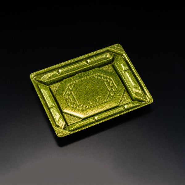 マグロ・寿司に最適。盤面の広さを保ちながらドリップが漏れにくく蓋が外れにくいスマート勘合。更に本体内側にある内壁効果でツマがはみ出にくいだけでなく盛付けた美しい状態を保ちます。新しい高質感。赤身系を引き立てる緑柄。金箔を散らした重厚な深緑が...