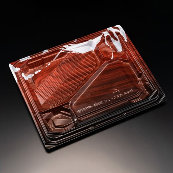 油を切る傾斜面と立体的な盛付けで揚げ物をカラッと美味しく、とんかつ弁当・揚げ物弁当に最適。ワンタッチで蓋が嵌めやすく外れにくいだけでなく結露漏れしにくいスマート勘合で売場の清潔感をキープ。食材と色被りしない木目柄。サイズ：235×190×2...