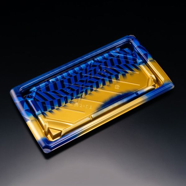 高質感ある高下駄形状の10貫用寿司容器。蓋が外れにくく、ネタ・シャリ共に乾き低減効果のあるスマート勘合で作業効率UPと美味しさキープ。容器の内壁・細溝・溝を埋める勘合位置で寿司転びを抑制し、売場やマイバッグでも美しい盛付けをキープします。深...