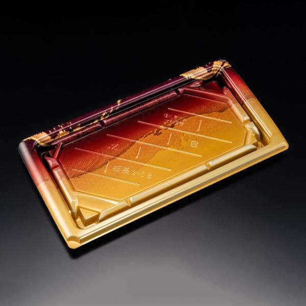 高質感ある高下駄形状の10貫用寿司容器。蓋が外れにくく、ネタ・シャリ共に乾き低減効果のあるスマート勘合で作業効率UPと美味しさキープ。容器の内壁・細溝・溝を埋める勘合位置で寿司転びを抑制し、売場やマイバッグでも美しい盛付けをキープします。黒...