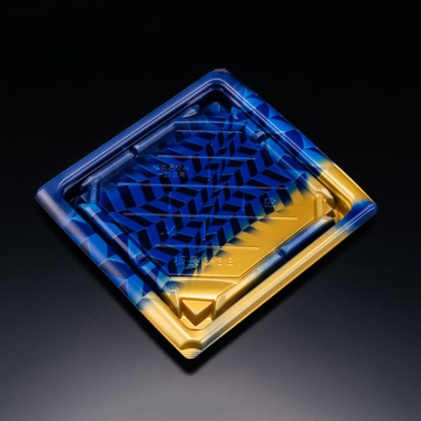 高質感ある高下駄形状の9貫用寿司容器。蓋が外れにくく、ネタ・シャリ共に乾き低減効果のあるスマート勘合で作業効率UPと美味しさキープ。容器の内壁・細溝・溝を埋める勘合位置で寿司転びを抑制し、売場やマイバッグでも美しい盛付けをキープします。深い...
