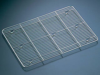 食材が抜けにくい細目タイプ。アミ目のピッチ：約7〜8mm。サイズ：210×165mm材質：18-8ステンレス商品コード00276649関連商品(バラ)18-8角バットアミ細目21枚取用 1点・注意事項：モニターの発色によって色が異なって見え...