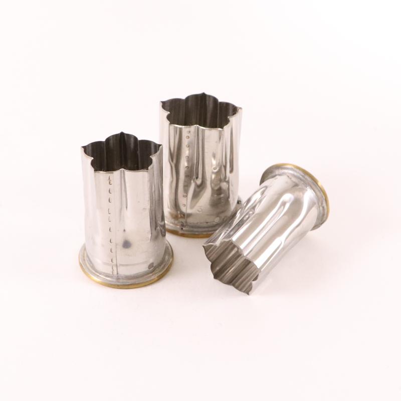 力を入れても手が痛くなりません。代々培われた匠の技。食材に+αの価格を与える「かながた」です。渕：真鍮巻き。3PCは小・中・大のセットです。サイズ：小・中・大、高さ約H58mm材質：18-8ステンレス品番：073008商品コード002553...