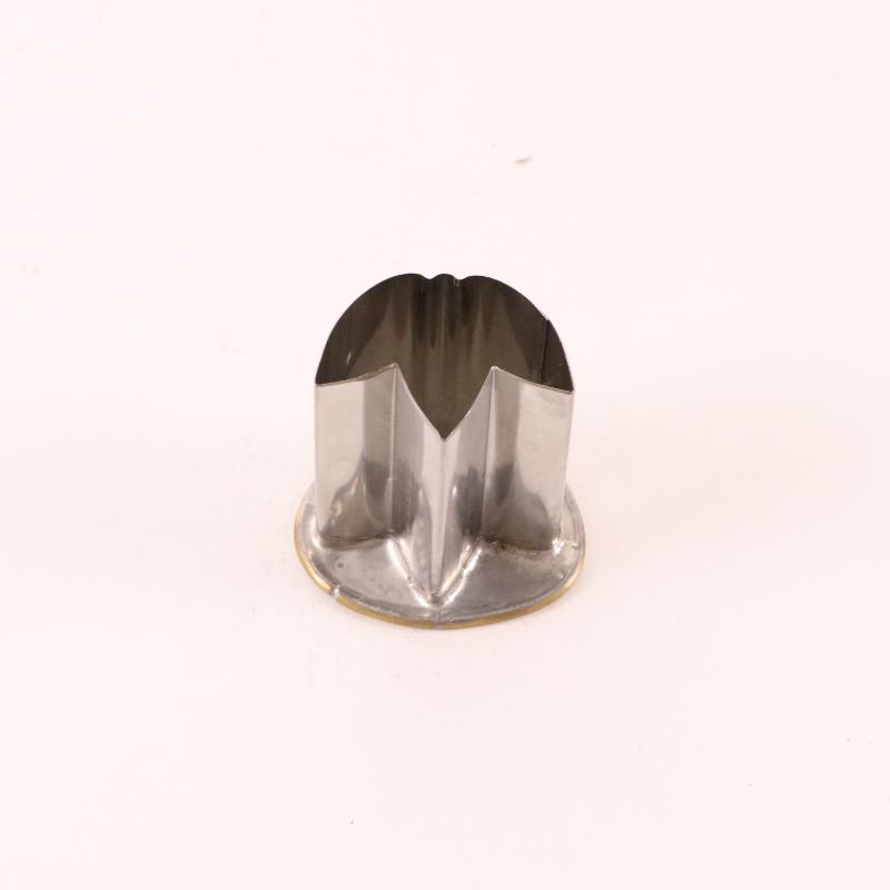 力を入れても手が痛くなりません。代々培われた匠の技。食材に+αの価格を与える「かながた」です。食材を吟味し、形を吟味する。洗練された抜型はその機能を進化させ、料理の華を咲かせます。高森ブランド。渕：真鍮巻き。サイズ：中、高さ約H58mm材質...