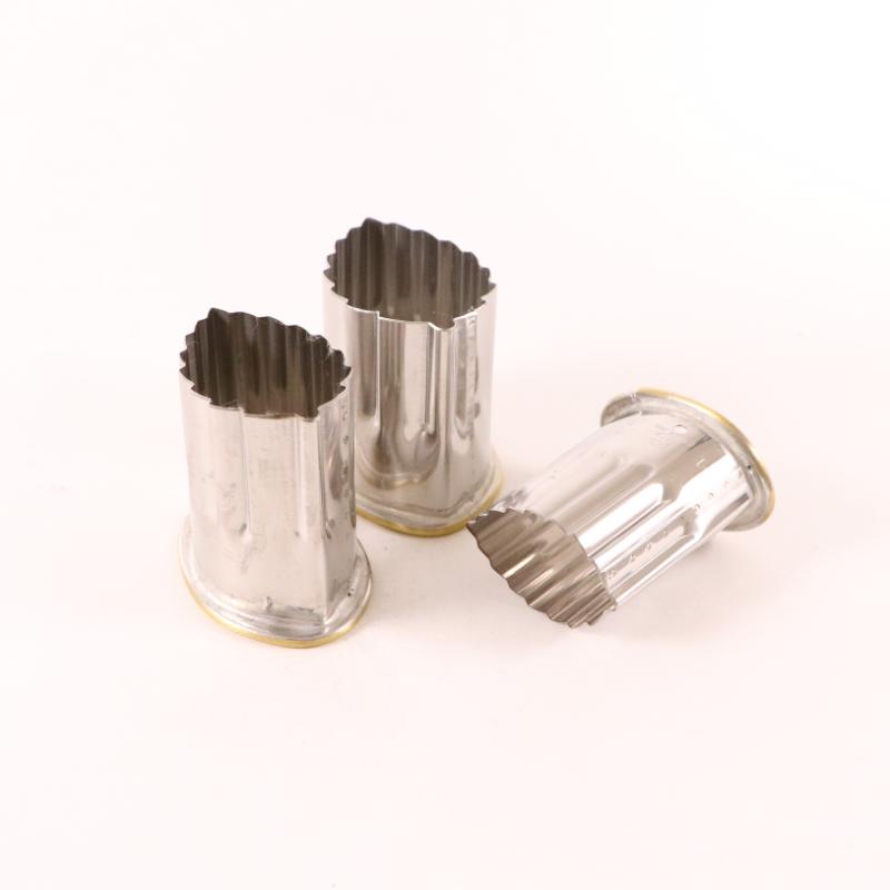 力を入れても手が痛くなりません。代々培われた匠の技。食材に+αの価格を与える「かながた」です。渕：真鍮巻き。3PCは小・中・大のセットです。サイズ：小・中・大、高さ約H58mm材質：18-8ステンレス品番：074003商品コード002555...