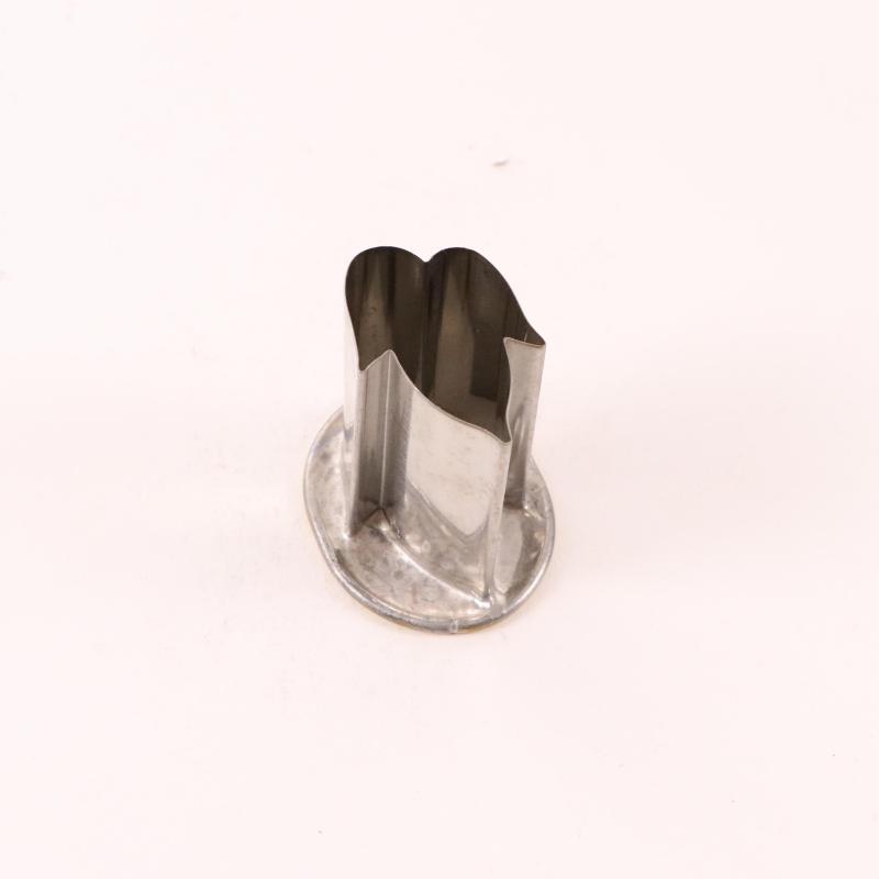 力を入れても手が痛くなりません。代々培われた匠の技。食材に+αの価格を与える「かながた」です。食材を吟味し、形を吟味する。洗練された抜型はその機能を進化させ、料理の華を咲かせます。高森ブランド。渕：真鍮巻き。サイズ：大、高さ約H58mm材質...