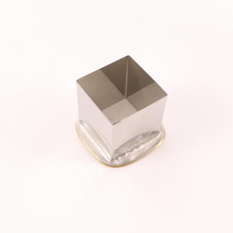 力を入れても手が痛くなりません。代々培われた匠の技。食材に+αの価格を与える「かながた」です。渕：真鍮巻き。サイズ：中、高さ約H58mm材質：18-8ステンレス品番：073077商品コード00495863メーカー名たかもりサイズ中、高さ約H...