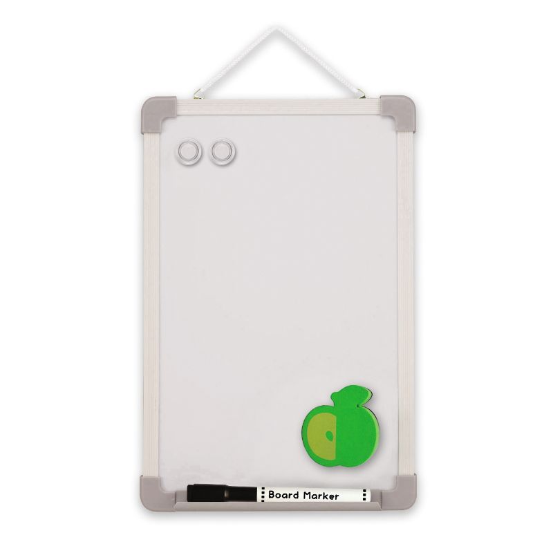 磁石が使える金属製ボード。材質：鉄板、PVC、紙。付属品：ボードマーカー(黒)、イレーサー、トレー、吊り下げひも、フック金具、ねじ、マグネット2個。本体寸法：W200×D10×H300mm。内寸法：W176×H276mm。本体質量：250g...