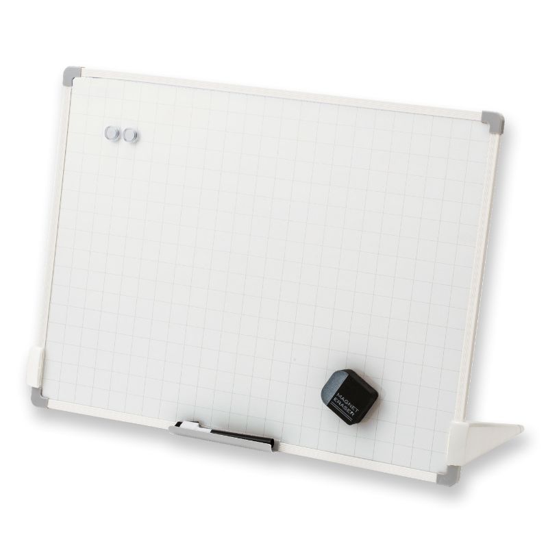 材質：表面処理鋼板、PVC、ABS、再生紙、付属品：スタンド、ボードマーカー(黒)、イレーサー、トレー、吊り下げひも、フック金具、ネジ、マグネット2個、裏面用マグネット、本体寸法：W600×D10×H450mm、内寸法：W575×H425m...