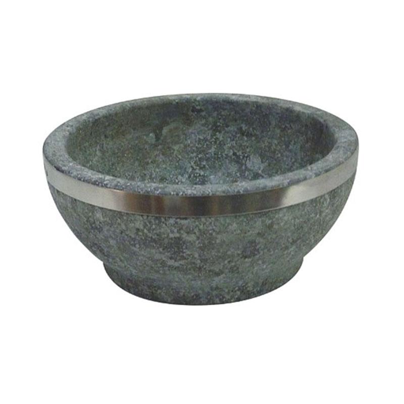 韓国の本場「長水滑石」使用の業務用のビビンバ用石鍋です。サイズ：[外寸]φ160×70mm材質：天然石品番：303054商品コード00483247サイズ[外寸]φ160×70mm種別本体のみ関連商品(ケース)ステン巻石焼ビビンバ器 B-01...