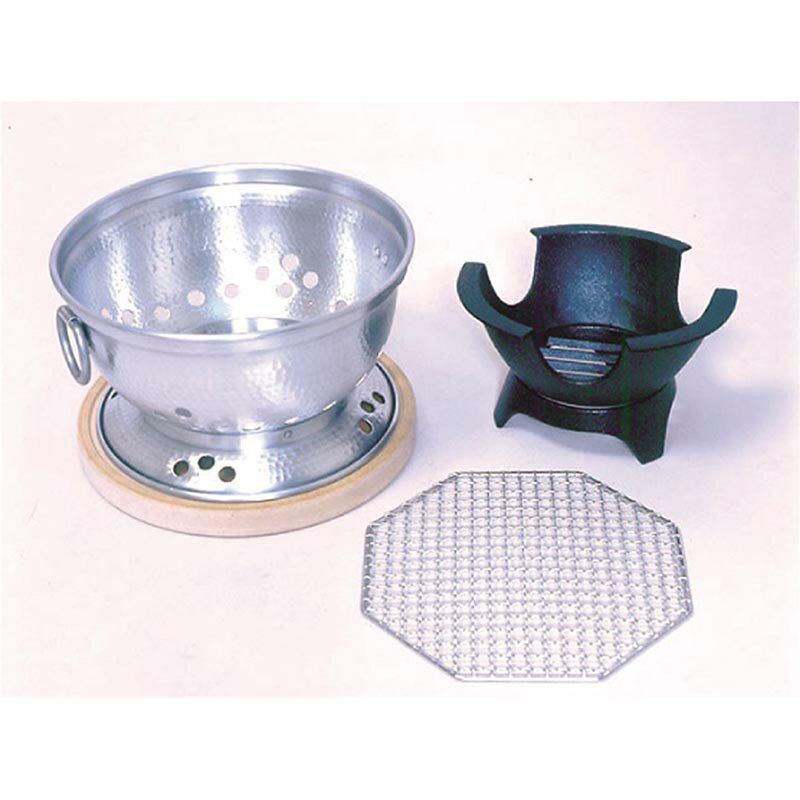 水コンロ式で煙が少ない炭火コンロです。野菜、肉、魚などの焼きもの料理など、卓上での火を使った料理に活躍する炭火こんろです。おもてなし料理や宴会料理など幅広くお使いいただけます。ご家庭でもテーブル演出のアイテムのひとつとしてお楽しみいただけま...