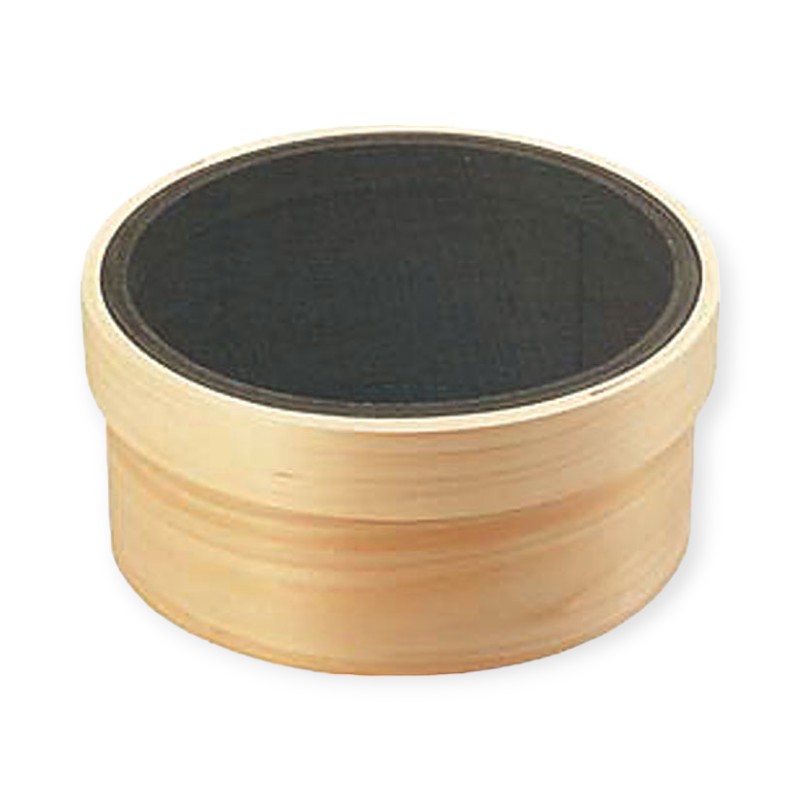 荒目(1.2mm目)。材質：[枠]桧、[網]ナイロン品番：048071商品コード00489589サイズ外寸φ180×90材質[枠]桧、[網]ナイロン関連商品(ケース)木枠代用毛裏ごし 荒目 6寸 1枚・注意事項：モニターの発色によって色が異...